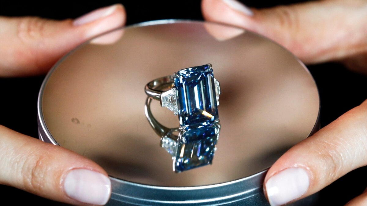 Berlian Biru yang Langka Raih Rekor Dunia dalam Lelang
