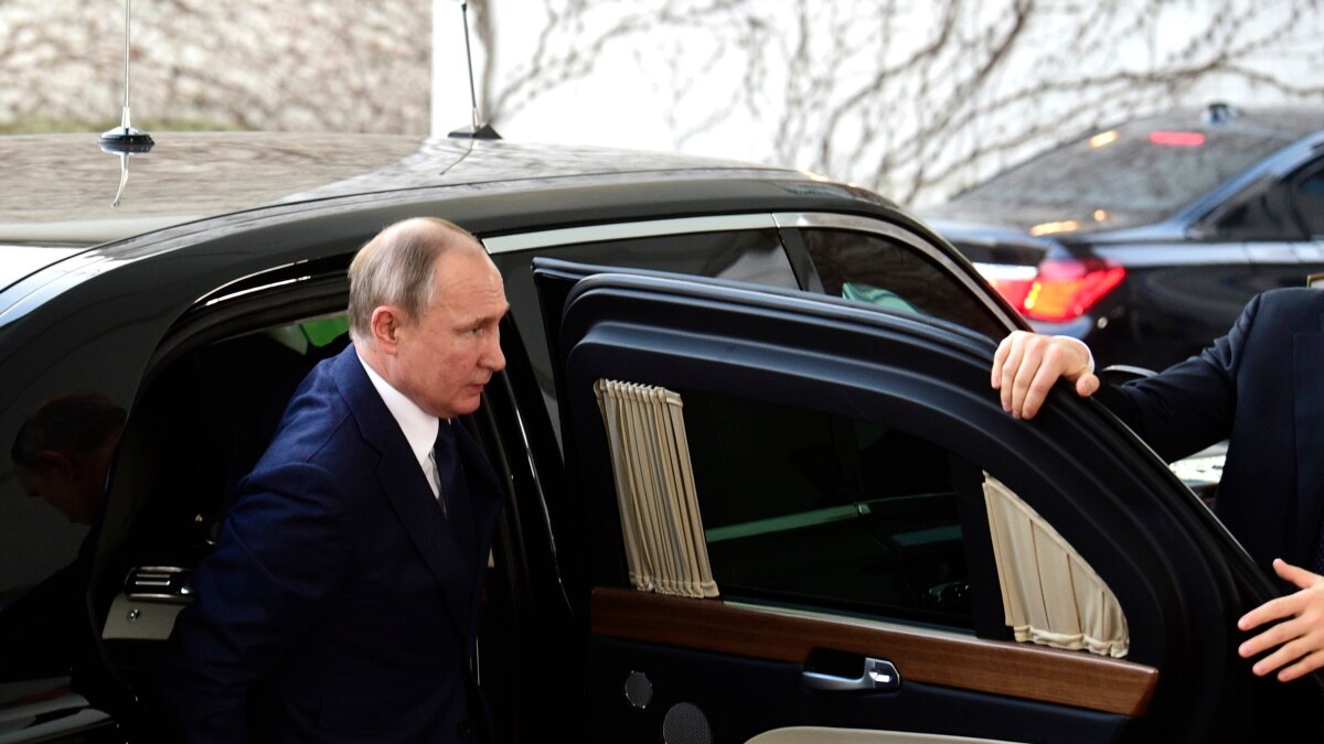 Après 20 ans au pouvoir, Poutine incontournable sur les stands touristiques