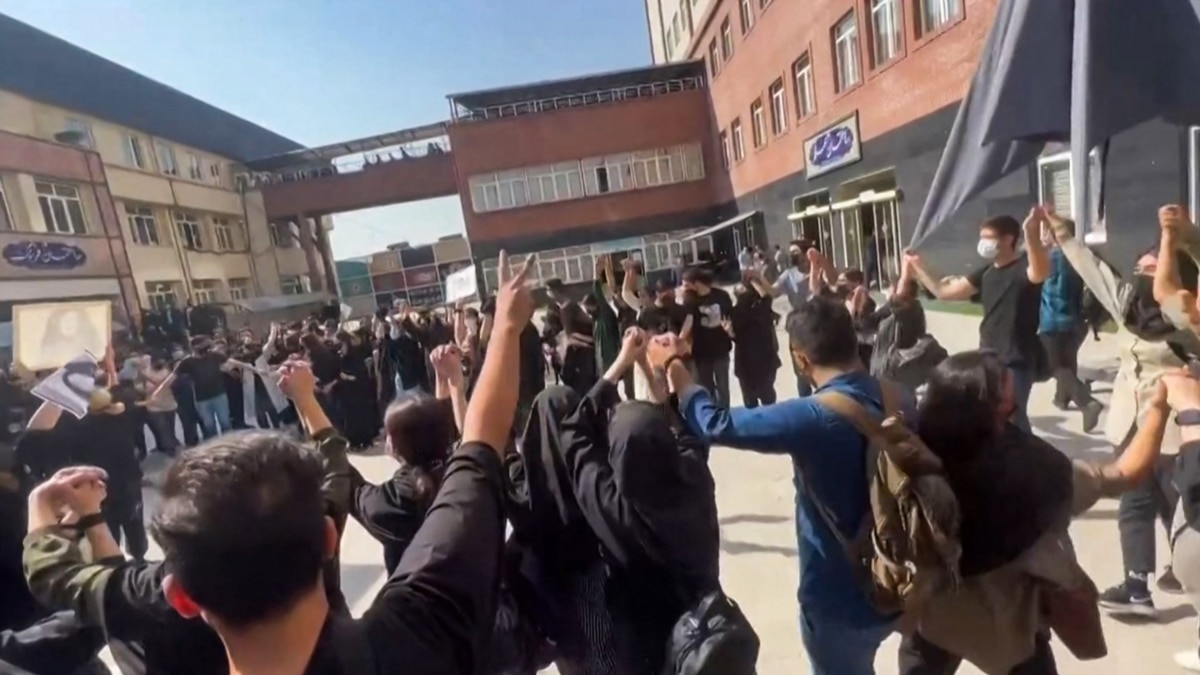 Nationwide Protests in Iran Continue for 33rd Straight Day