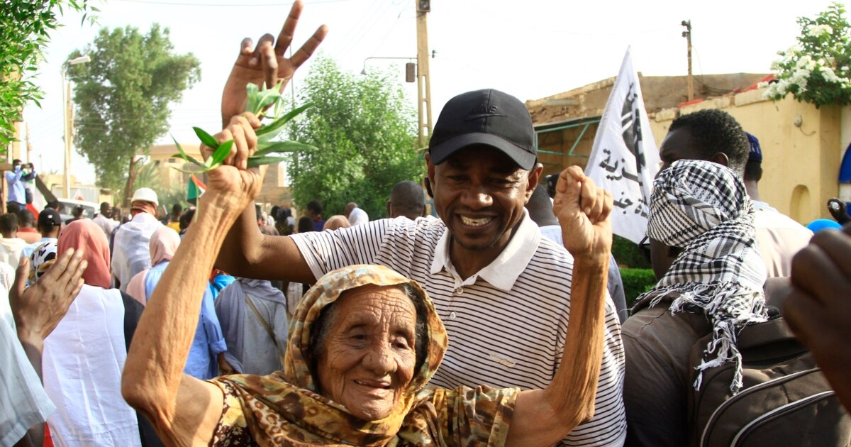 Des milliers de Soudanais anti-putsch célèbrent la "révolution" dans la rue
