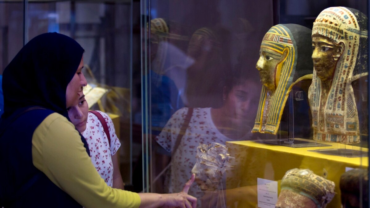 Egypt Announces Golden Mummy, Tombs