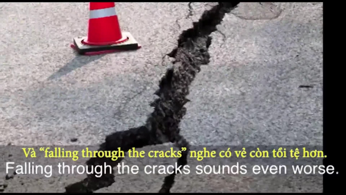 Thành ngữ tiếng Anh thông dụng: To Fall Through the Cracks (VOA)