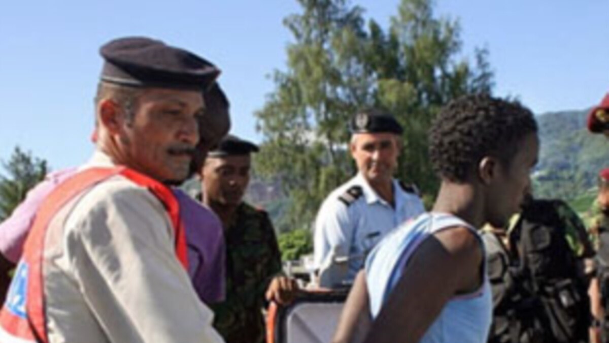 US Navy Ship Captures Suspected Somali Pirates