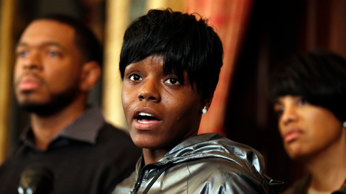 US Officials Meet with Baltimore Victim's Family