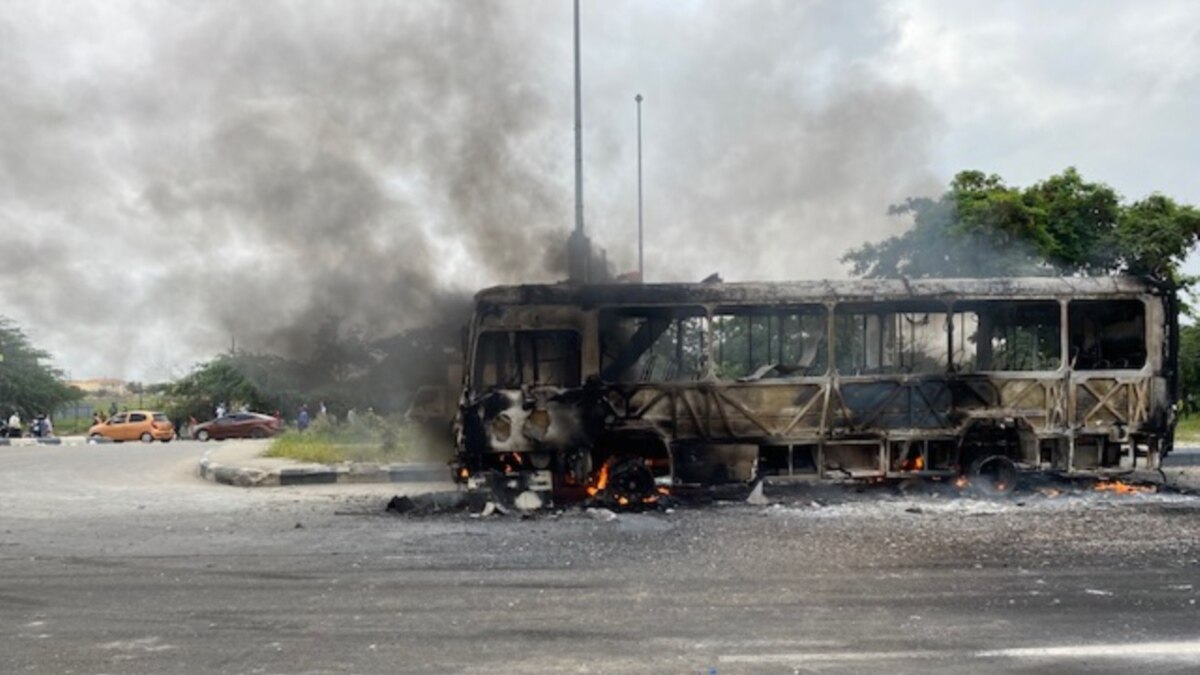Distúrbios em bairros de Luanda com sede de comité do MPLA alvo de incêndio