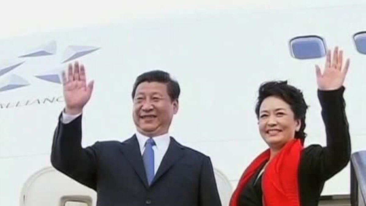 Chinese First Lady Turning on the Charm and Turning Heads