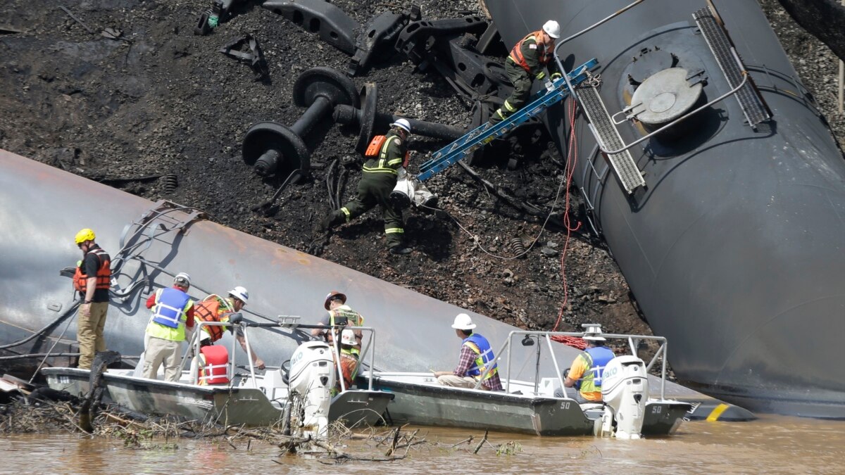 Train Carrying Crude Oil Derails in Eastern US