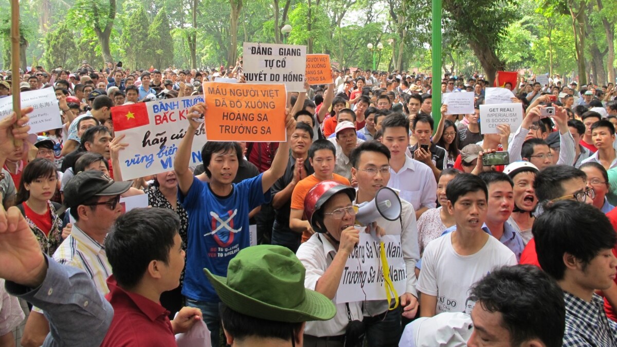 Hundreds in Vietnam Protest Chinese Oil Rig