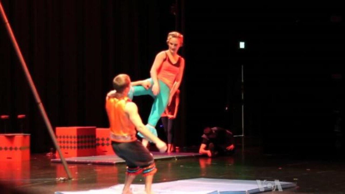 Scientist Circus Performers Make Physics Fun