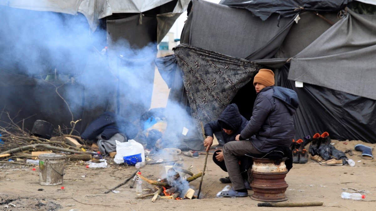 Migrants Battle Freezing Temperatures, Cold Shoulder at Hungarian Border