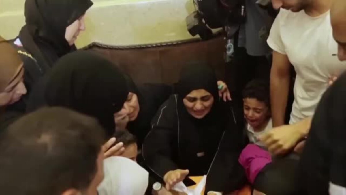 Plizyè Douzèn Moun Asiste Fineray yon Amerikèn-Tik ki Mouri Pandan li Tap Manifeste nan Gaza