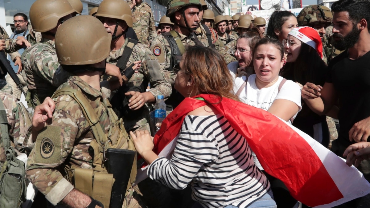 Protest Roadblocks in Lebanon Disrupt Traffic, Force School Closures