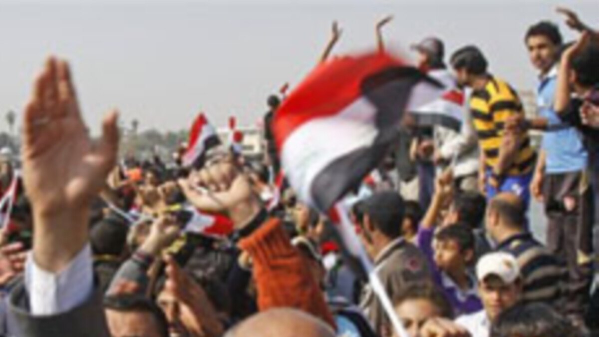 Iraqi Protesters Block Bridge in South
