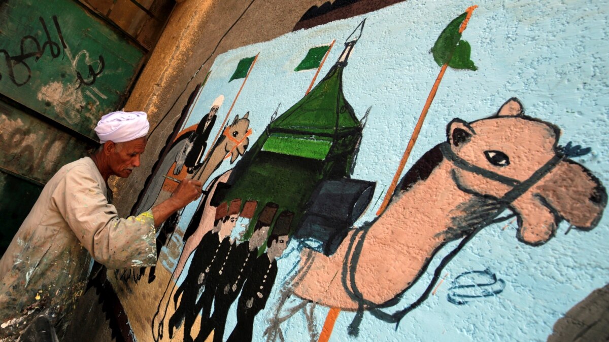 Egyptian Artist Paints Murals on Houses to Celebrate Haj