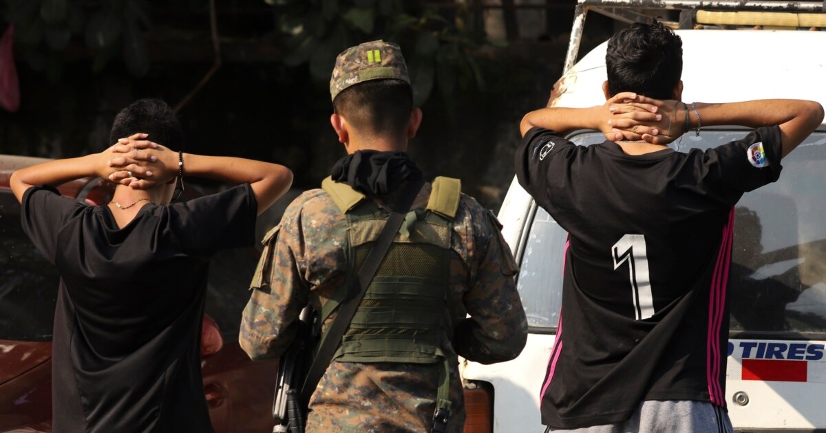 Sòlda Salvadoryen ap Vin Ranfòse Misyon Fòs Miltinasyonal la