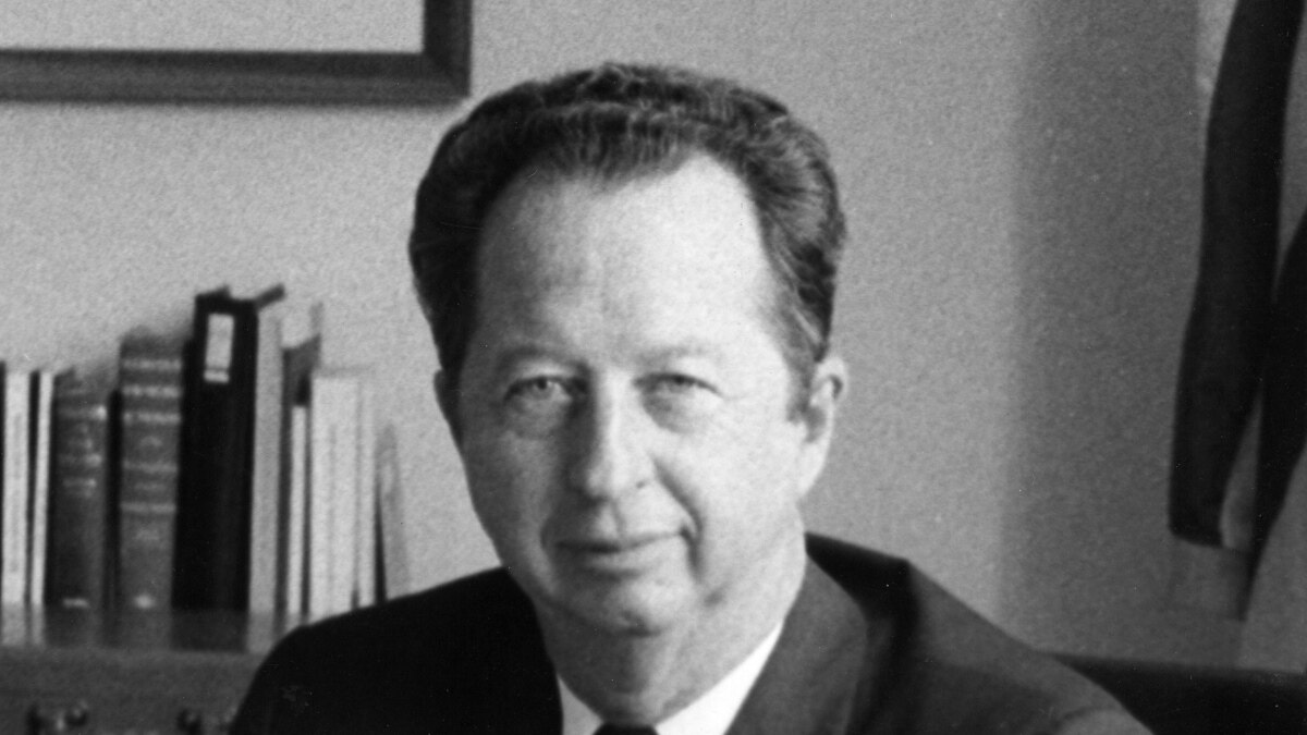 Kenneth R. Giddens (1968-1977)