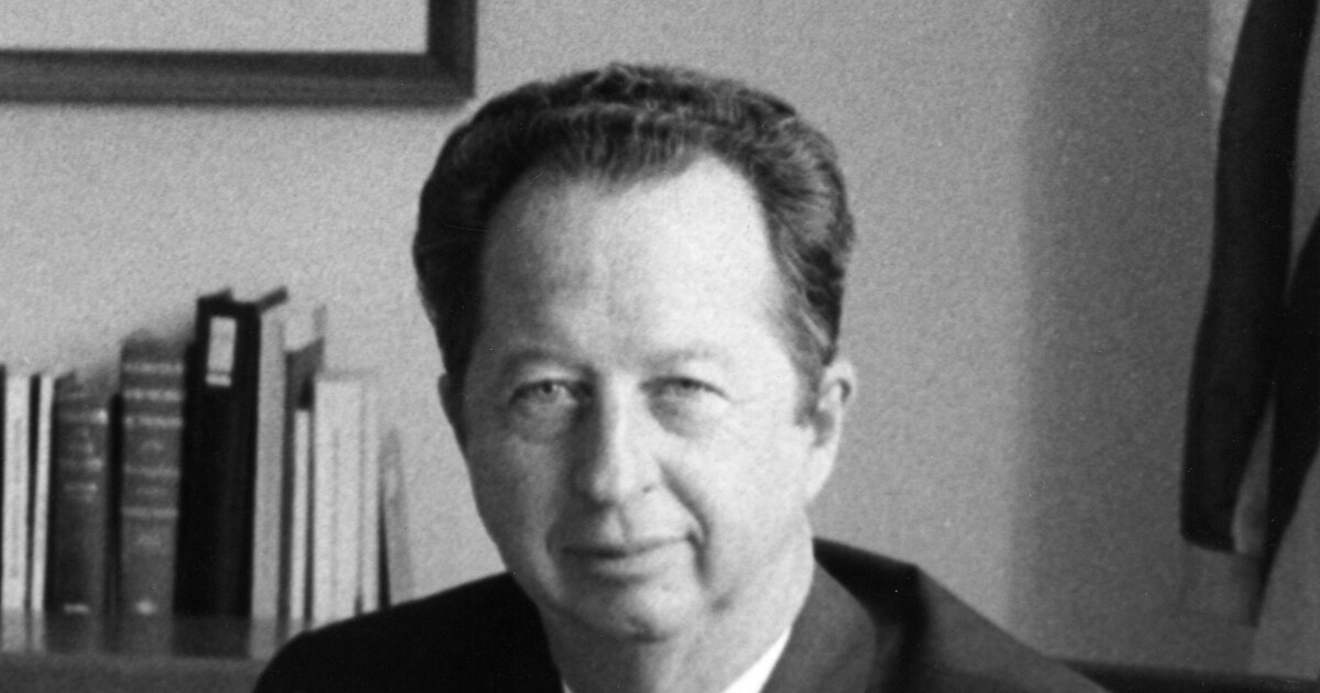 Kenneth R. Giddens (1968-1977)