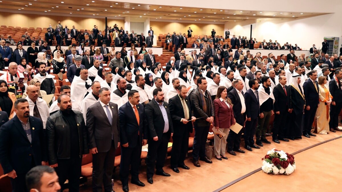 New Iraqi Parliament's 1st Session Marked by Disarray