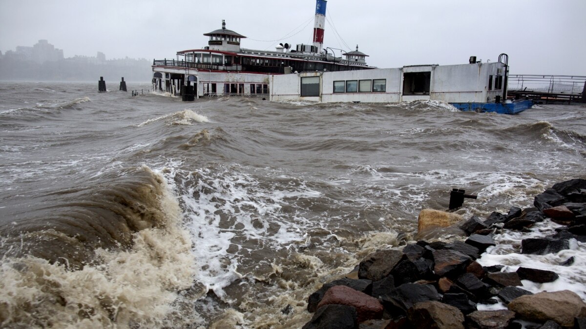 'Superstorm' Sandy Batters US East Coast