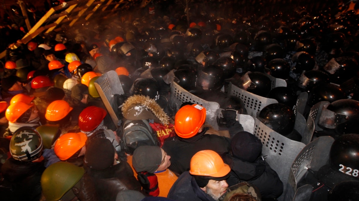 Ukraine Riot Police Move Against Protesters in Central Kyiv
