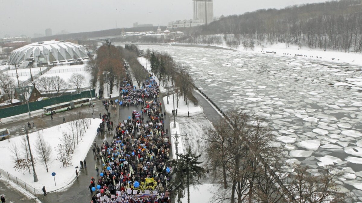 Thousands March in Pro-Putin Rally in Moscow