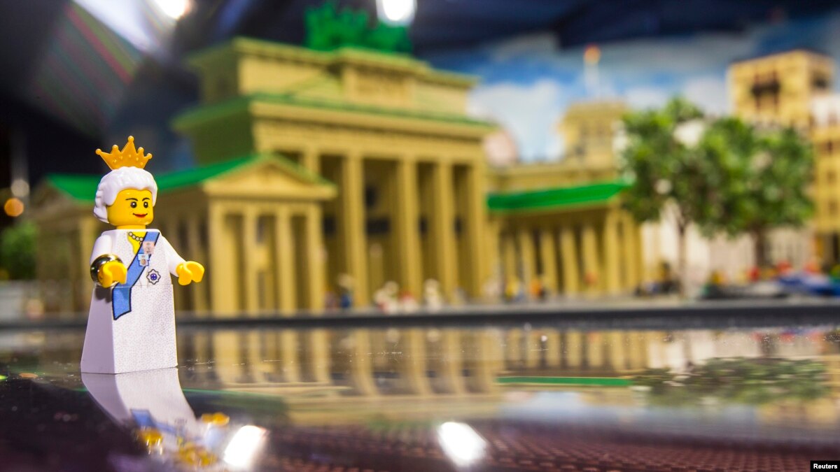 Lego Builds Miniature Windsor Castle to Celebrate Royal Wedding
