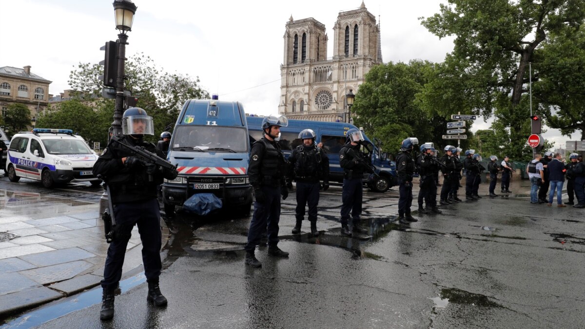 Paris, policia plagos një person pranë katedrales Notre Dame