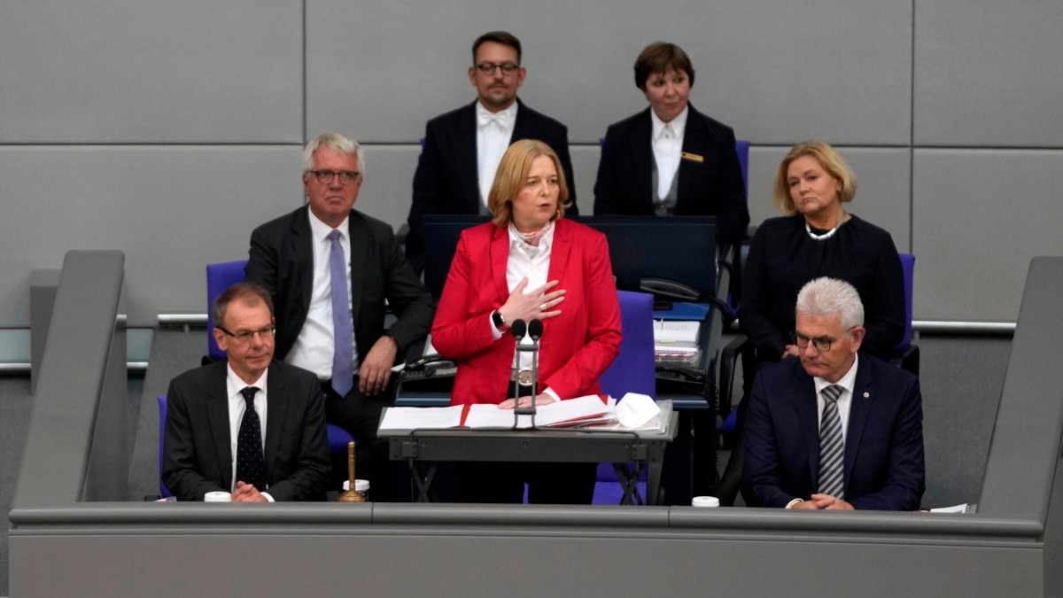 German Parliament Elects New Speaker as Merkel Steps Aside