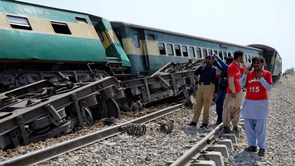 Pakistan Train Bombing Leaves at Least 3 Dead
