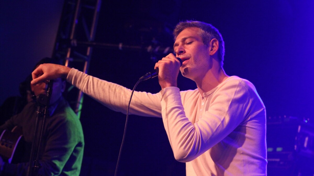 Singer Matisyahu Surprises Street Musician in Hawaii