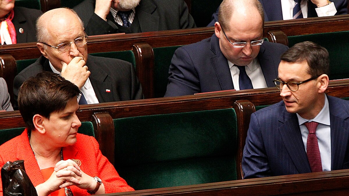 Polish Ruling Party Replaces PM Ahead of Elections