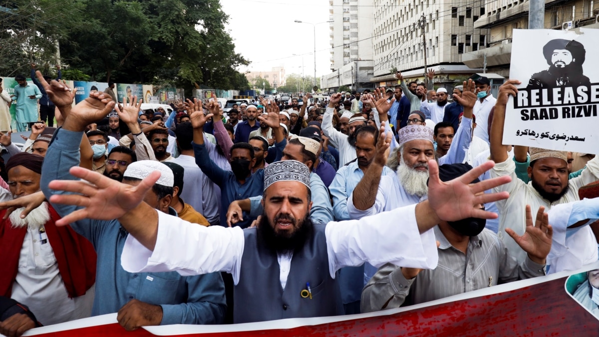 Thousands of Islamists Travel Toward Pakistani Capital for Protest