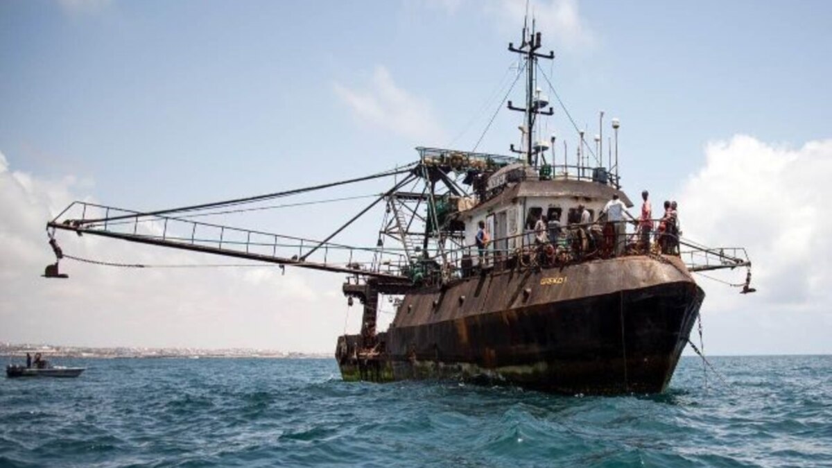 Markab taagnaa xeebta Baraawe oo la weeraray