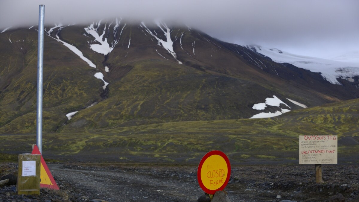 Iceland Evacuates Area North of Rumbling Volcano