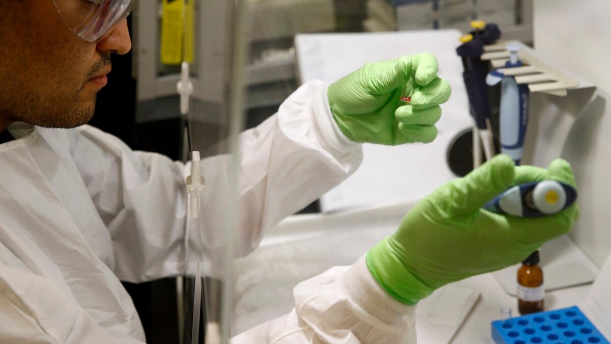 US Secret Service Laboratory Studies Ink to Solve Crimes