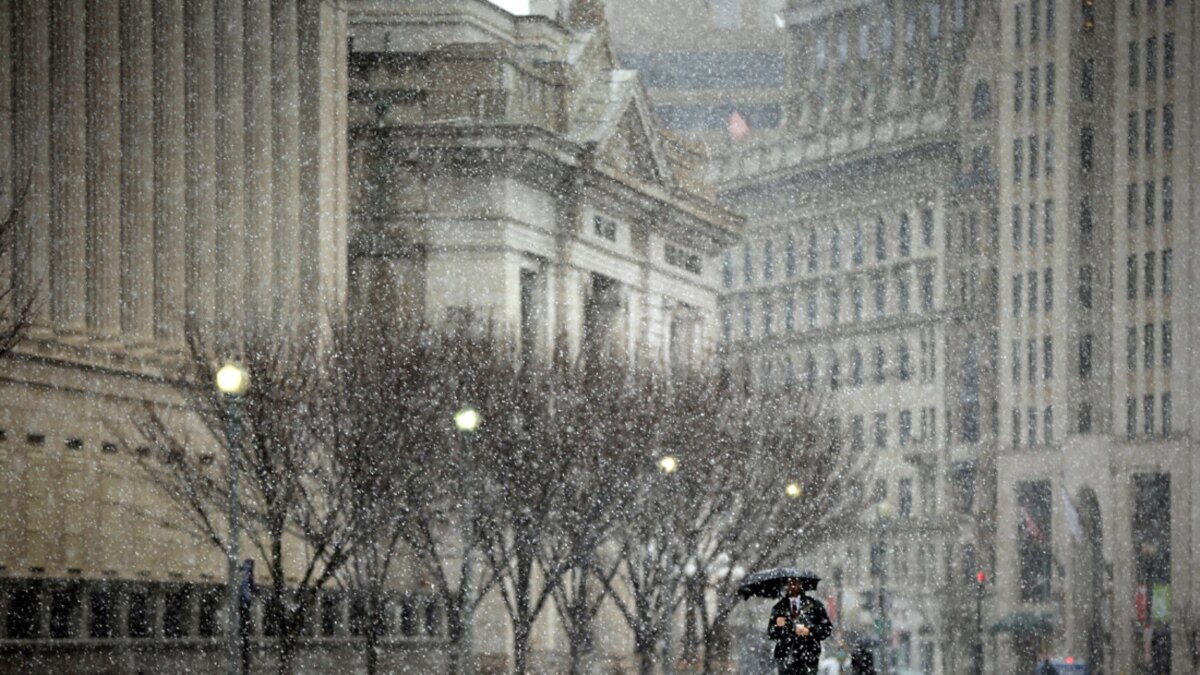 U.S. Snow Storm Reaches Washington, DC