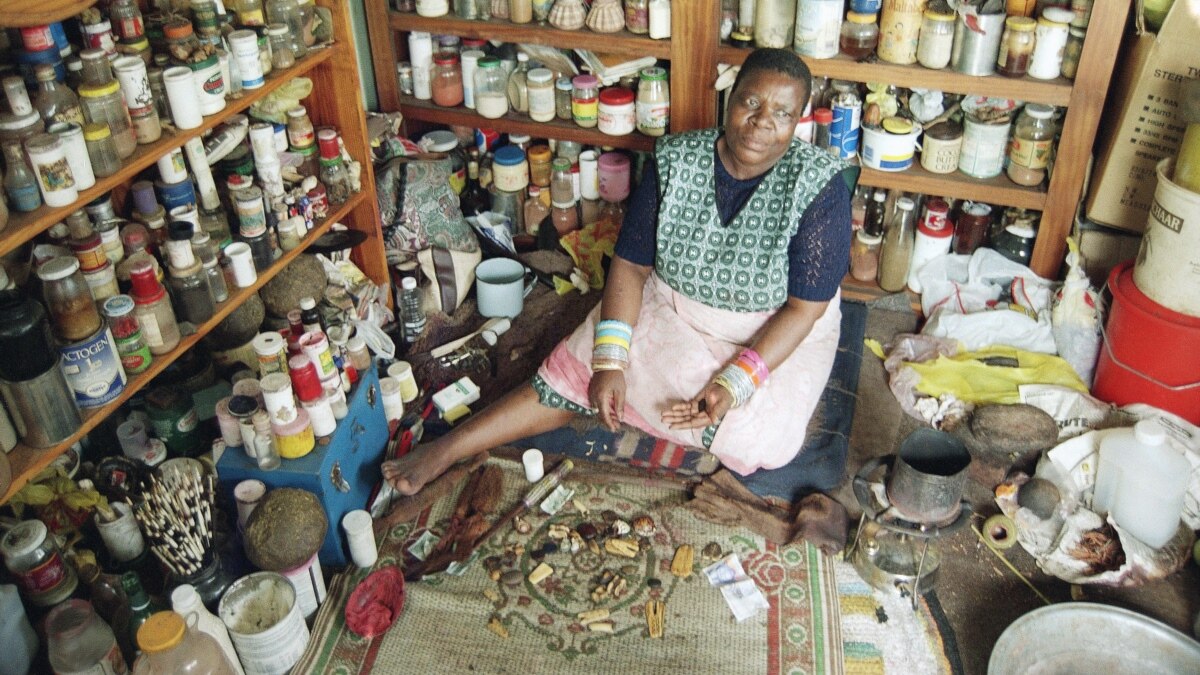 Imihlolo koMadlambudzi: Usobhuku Utholakala Elebhokisi Eligcwele ...