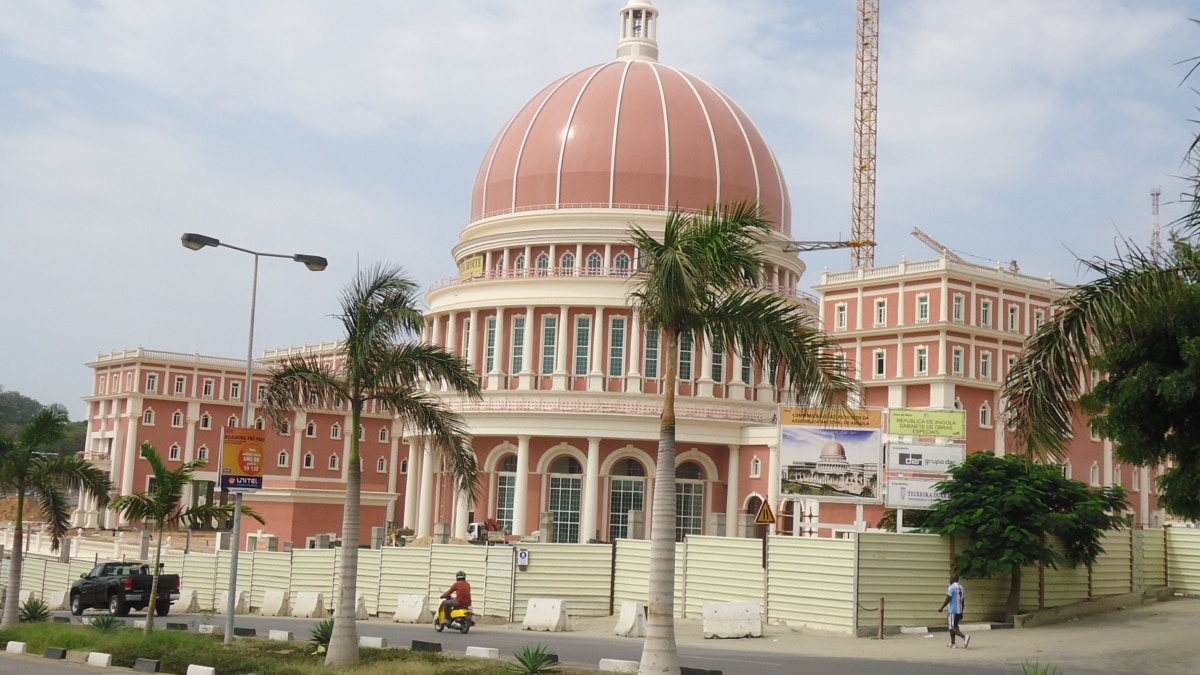Parlamento angolano abre caminho às eleições de 2017