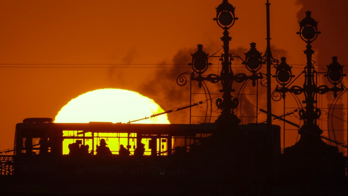 Monarkia dhe njëqind vjetori i “Revolucionit Rus”