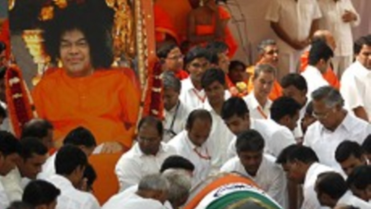 Thousands Attend Indian Guru's Funeral