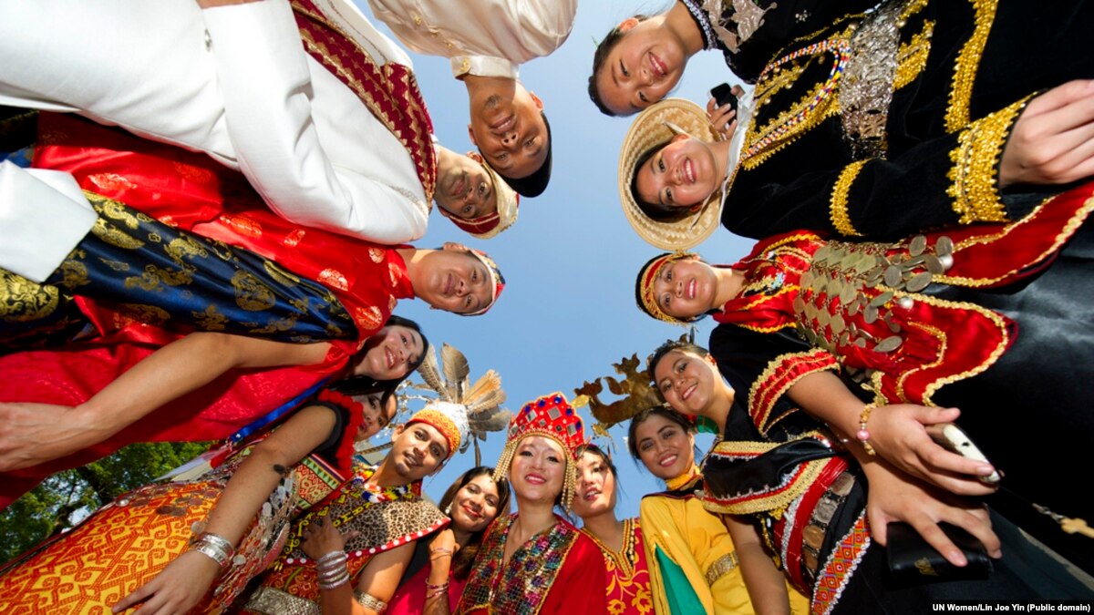 Should English Teachers Explore Cultural Topics in Class?