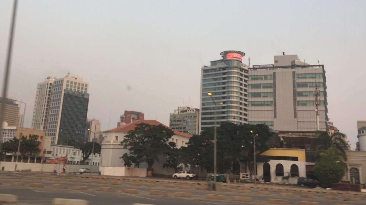 Jovens nas ruas de Luanda à procura de emprego