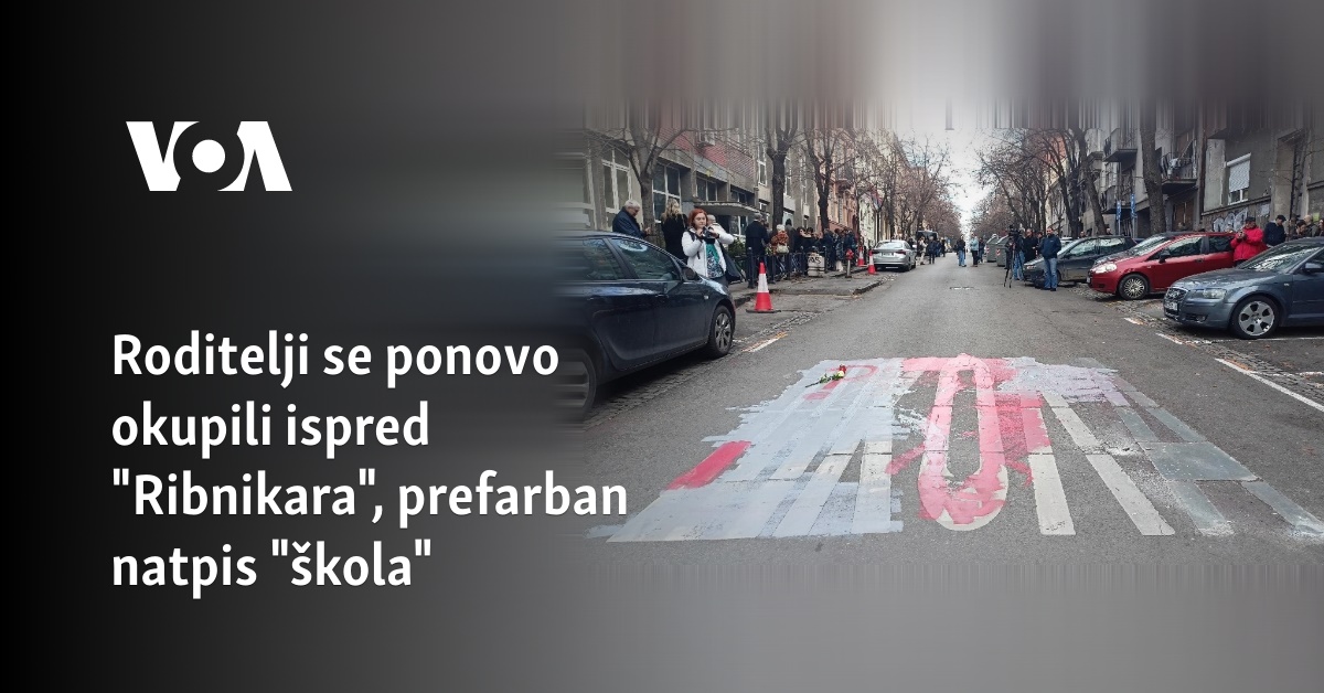 Roditelji se ponovo okupili ispred "Ribnikara", prefarban natpis "škola"
