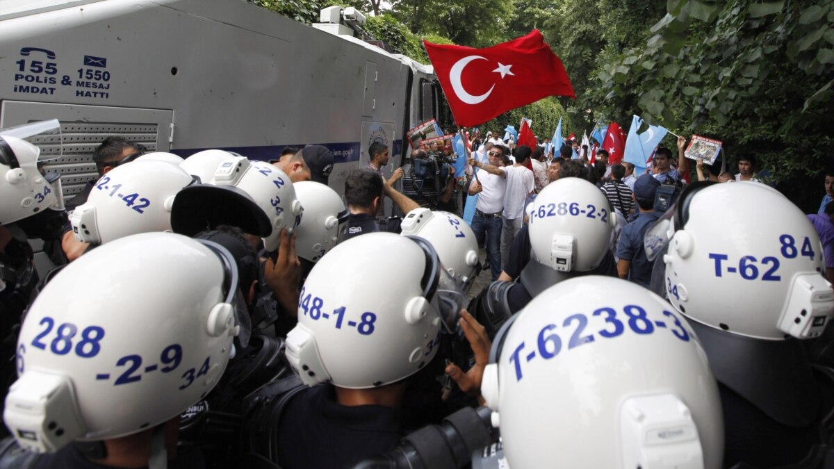 Phone Hotline in Turkey Helps Victims of Police Violence