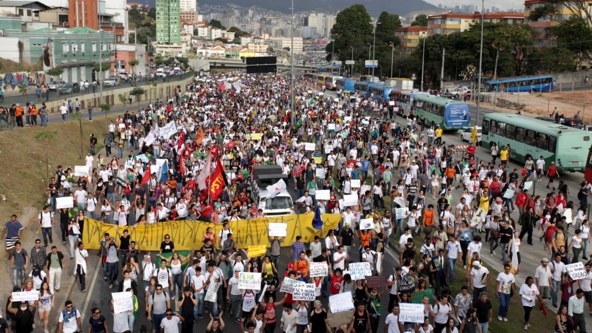 Revolta popular no Brasil consegue as primeiras vitórias