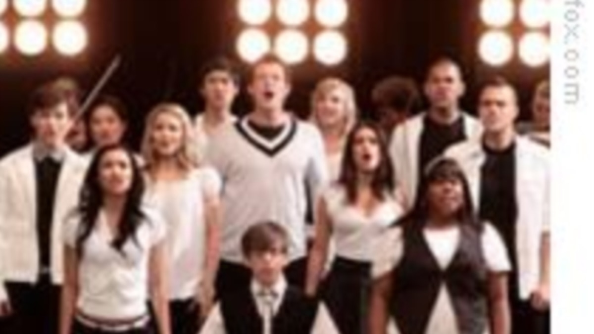 Americans Sing the Praises of TV's 'Glee'