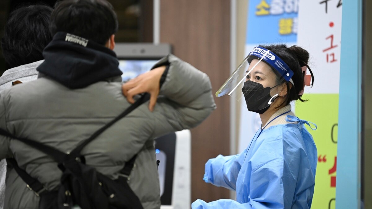 South Korean Test Takers Gather as Infection Rates Grow