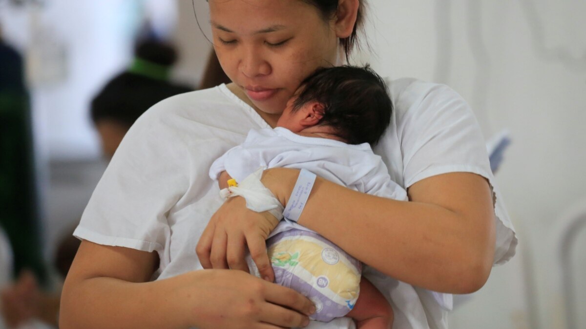 Pelukan Ibu Bantu Tenangkan Bayi Saat Disuntik