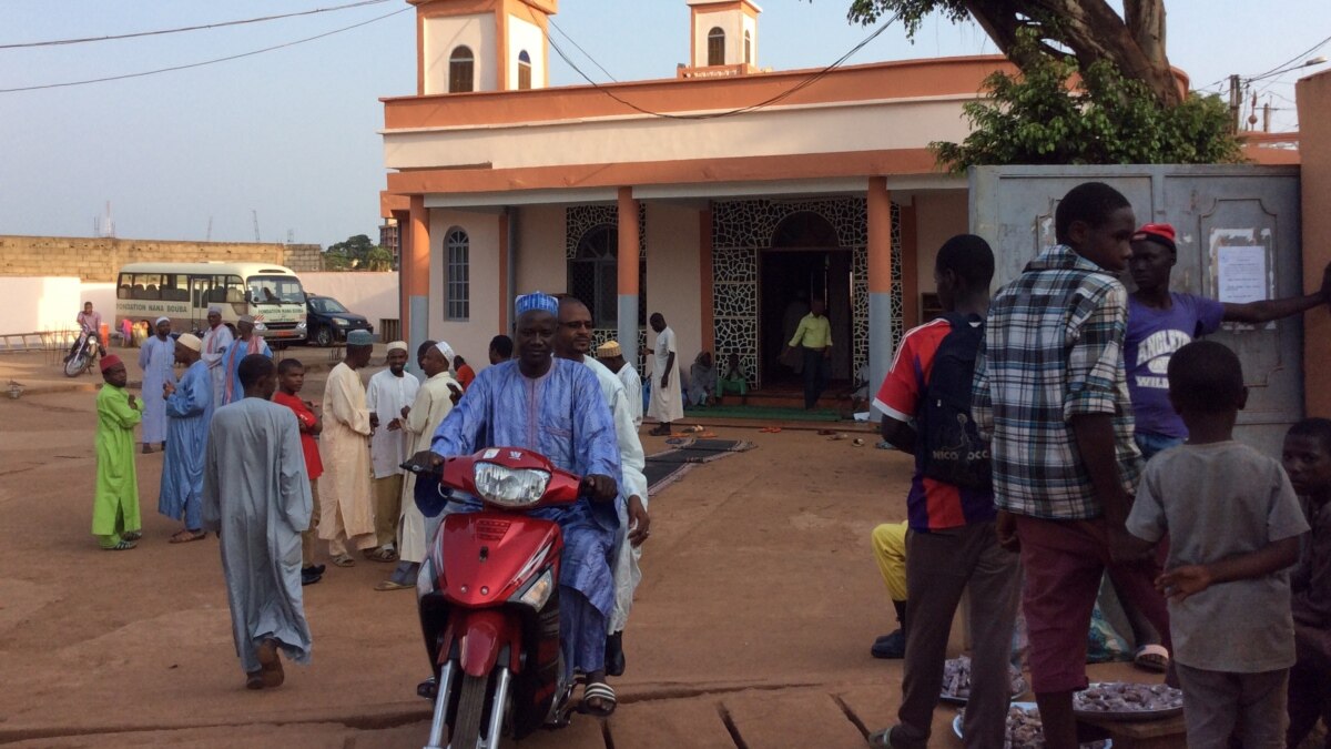 Cameroon Christians Join Muslims to Break Ramadan Fast
