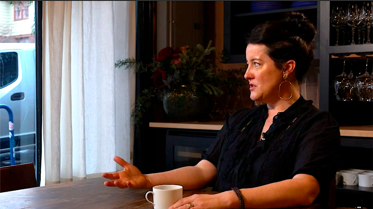 Një shefe kuzhine sfidon industinë e dominuar nga burrat